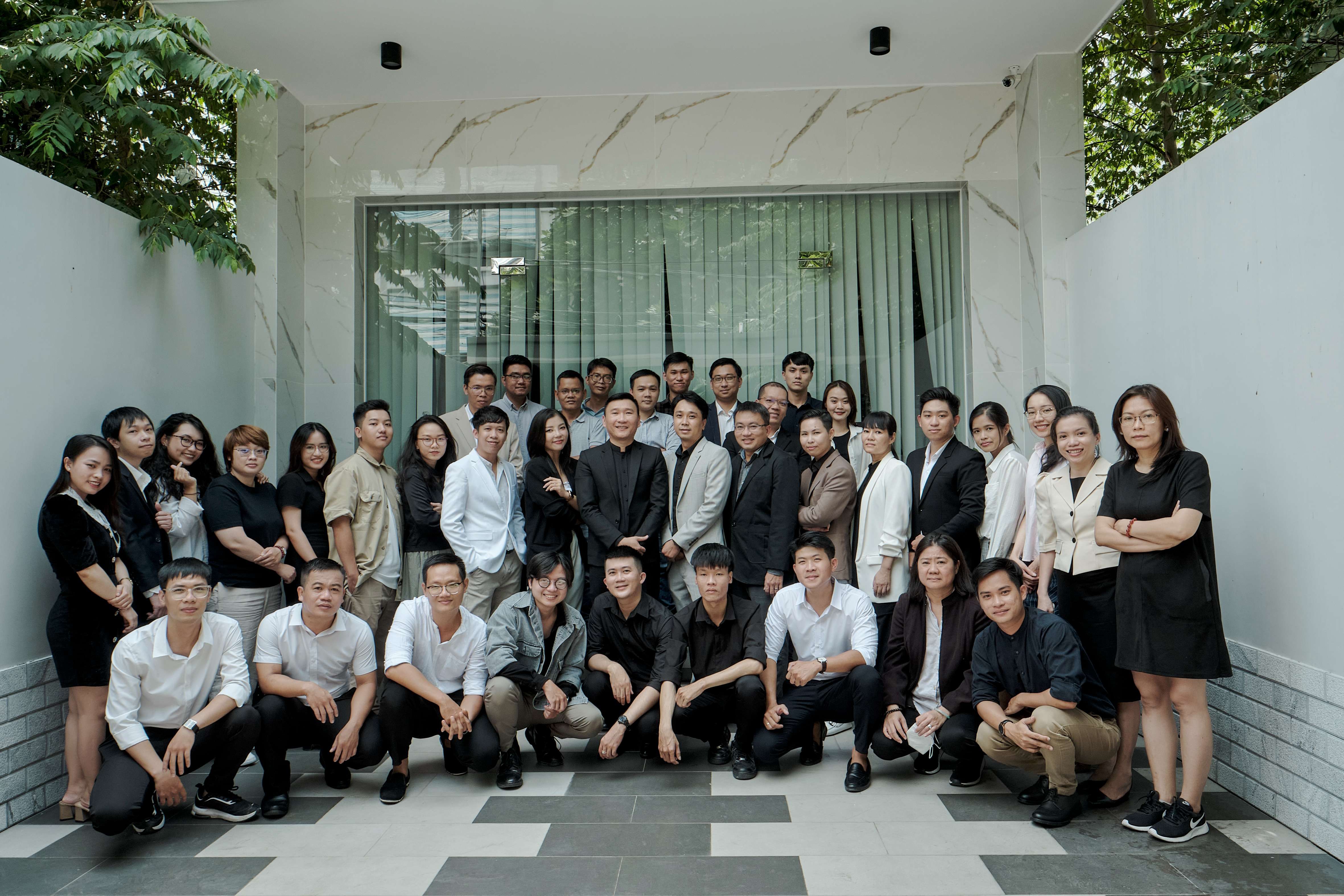 VERTICAL STUDIO PEOPLES